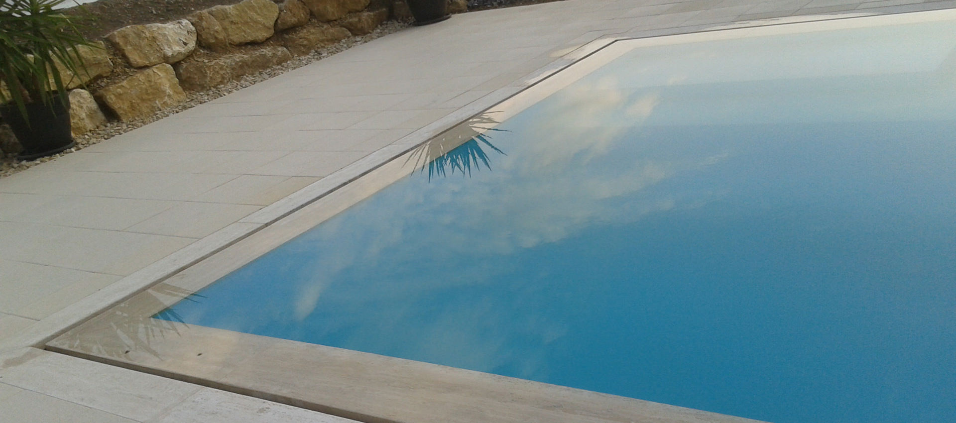 Votre piscine miroir construction béton par Designo Pool en Suisse